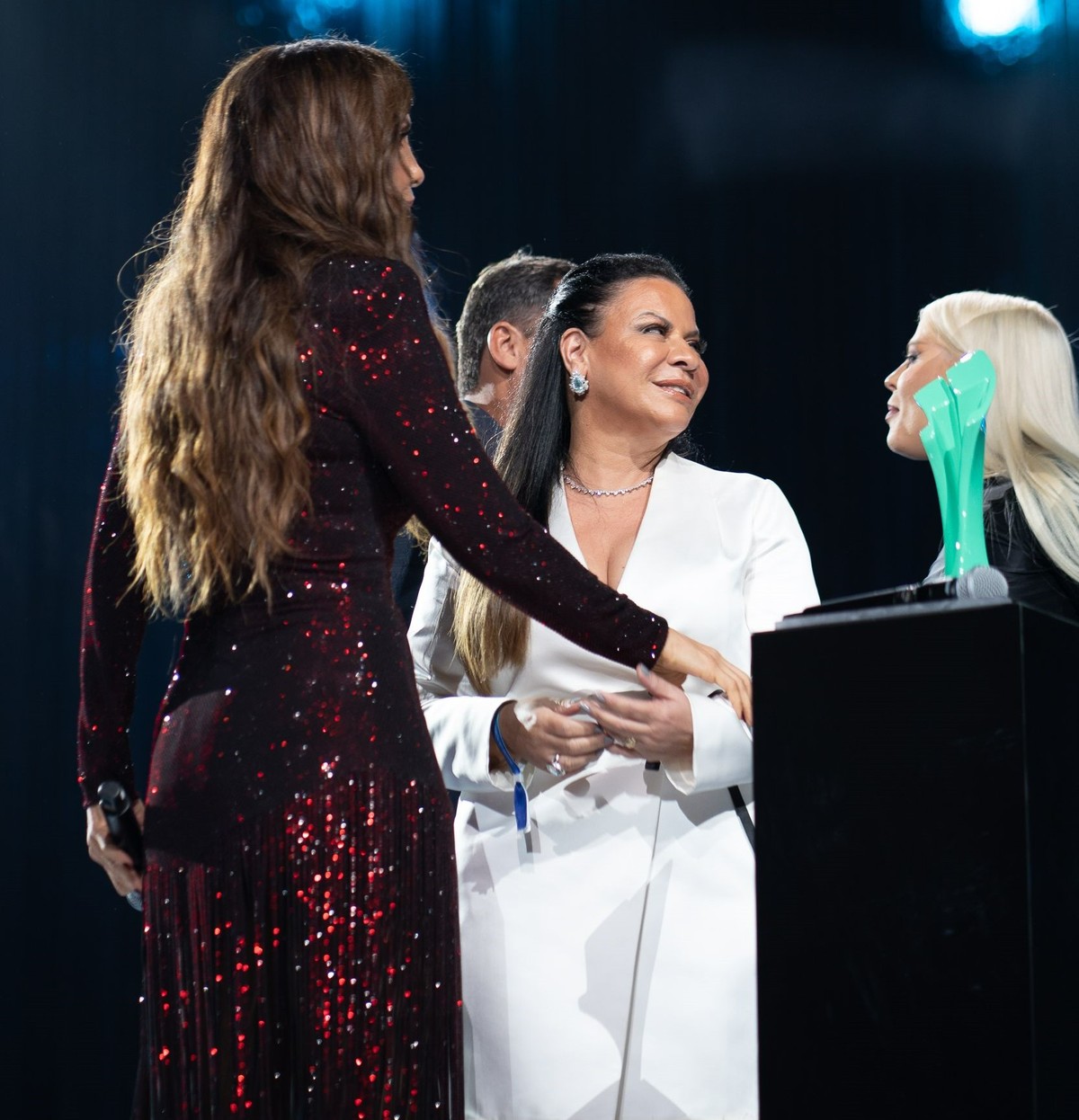 Marilia Mendonca honored on stage at Multishow Award and handing out ...
